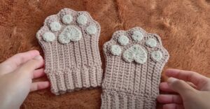 16 Free Crochet Fingerless Gloves Patterns & Guides For Novices!