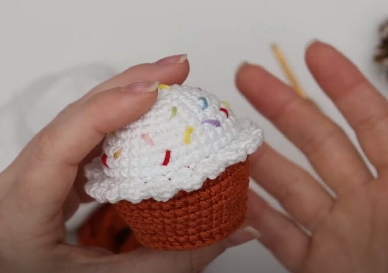 18 Free Crochet Cupcake Patterns For Decor, Play & Gifts! - Red Agape Blog