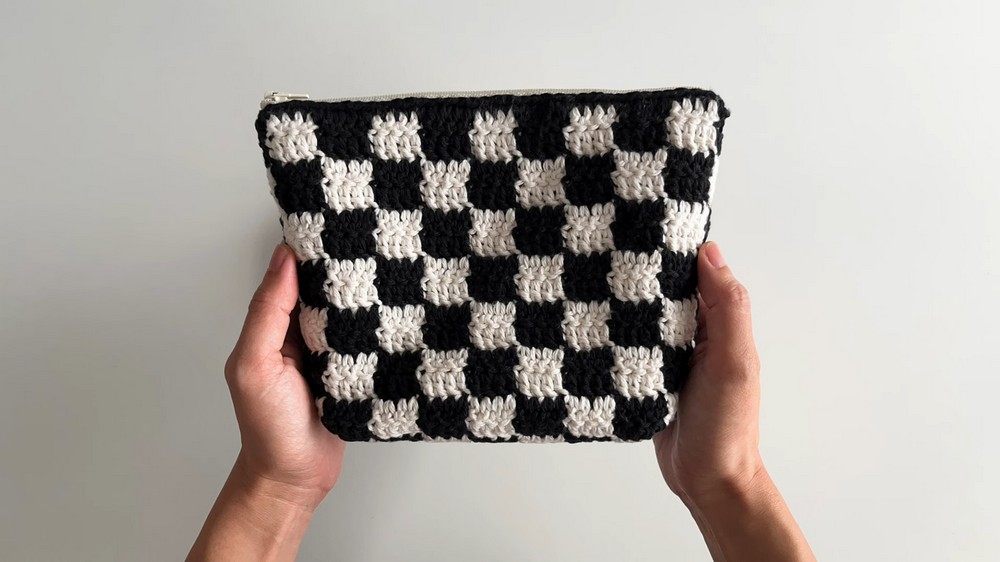 How to Crochet A Checkered Pouch for Beginners - Red Agape Blog